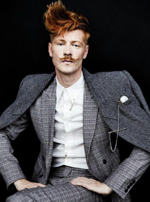 L’association de gris et de blanc marche bien avec des cheveux roux ...