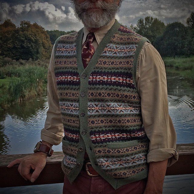 Un gilet Fair Isles qui s’intègre parfaitement dans cette tenue, avec ...