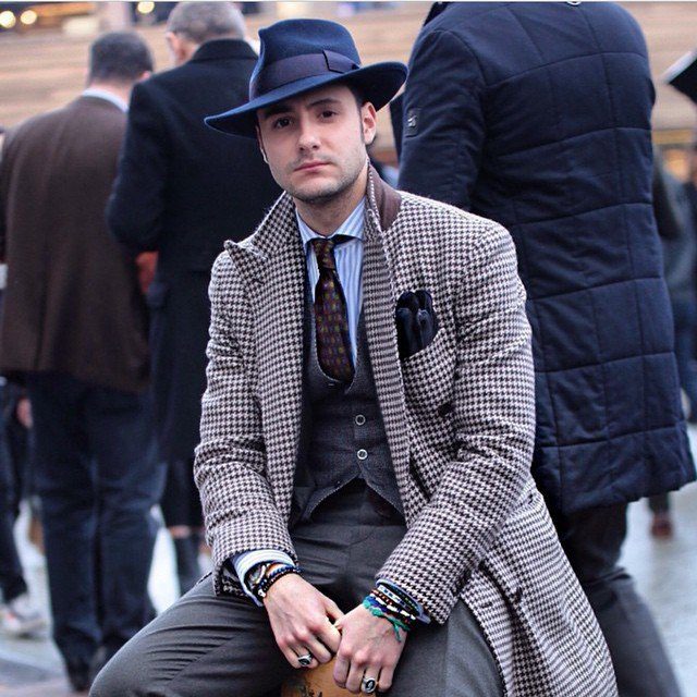 Gingham, grosse rayures, trois pièce et chapeau. Une tenue ultra ...