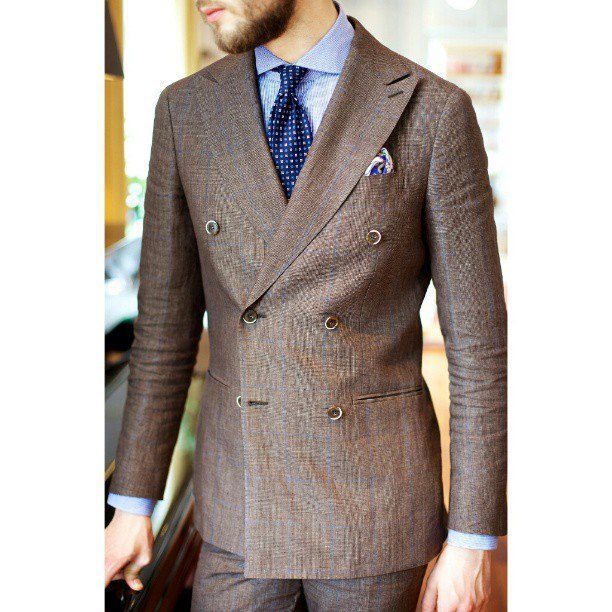 Le costume croisé avec des revers bien proportionnés est un des ...