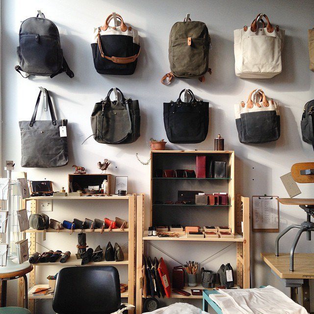 Une collection de maroquinerie simple, casual et avec de beaux ...